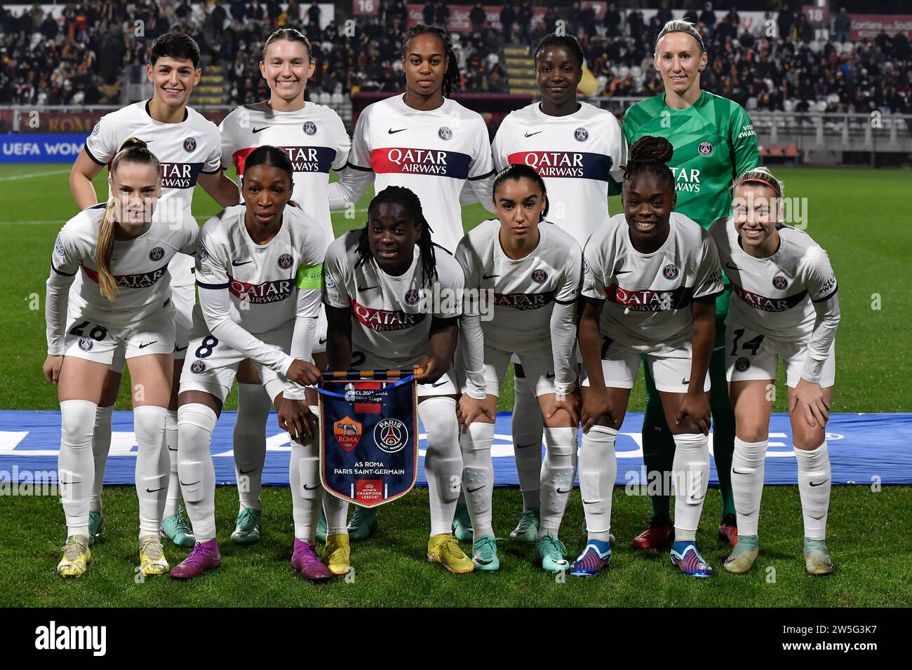 Les joueuses du Paris Saint Germain posent pour une photo d’équipe lors ...