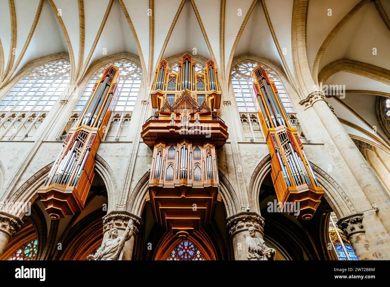 Le grand orgue à tuyaux de la nef a été inauguré en octobre 2000. Cet ...