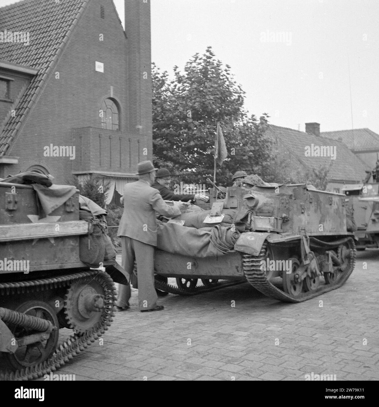 Les civils et le pasteur distribuent des fruits aux soldats dans des ...