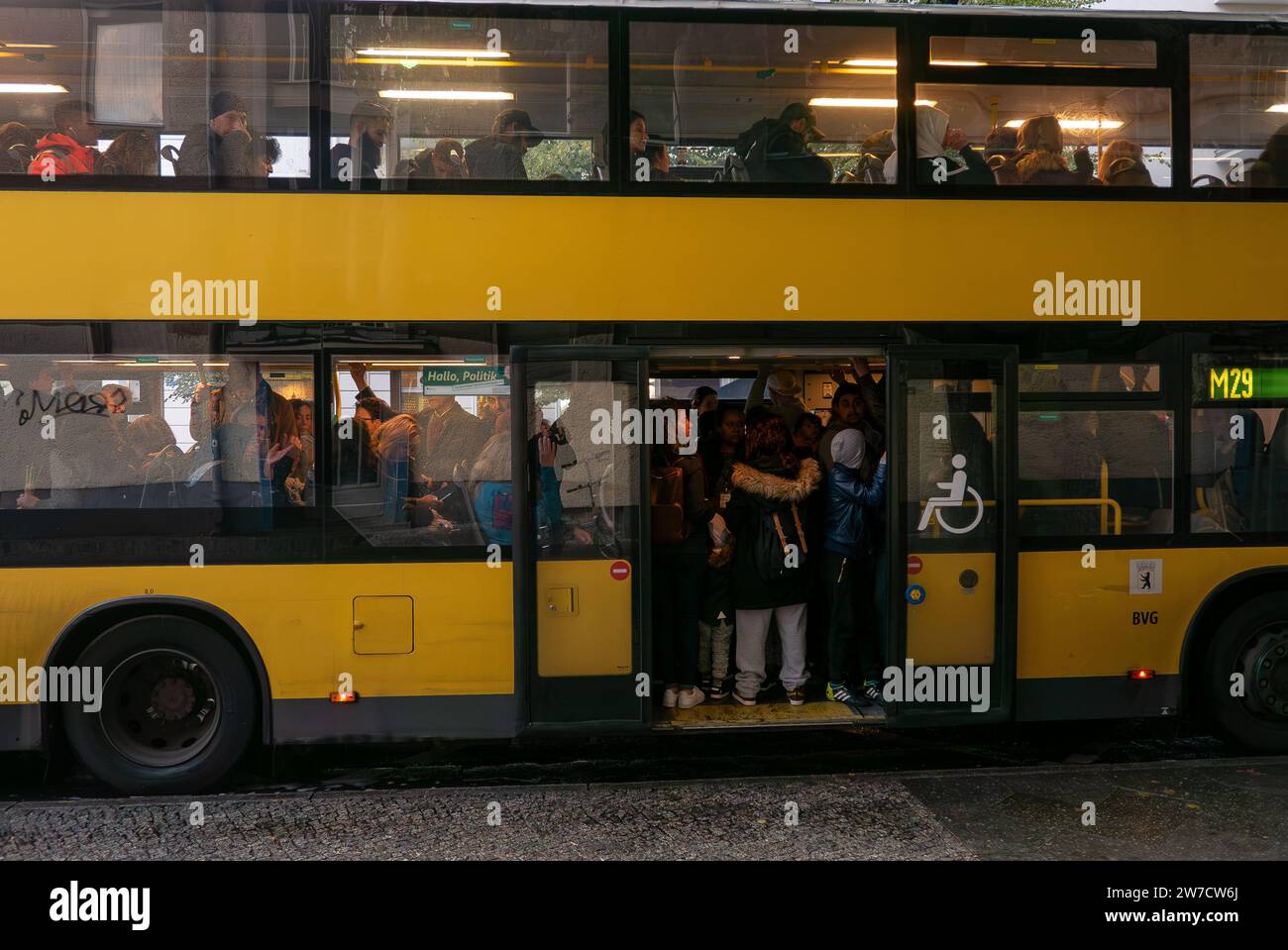 01.10.2018, Allemagne, Berlin, Berlin - bus surpeuplé sur la ligne M29 ...