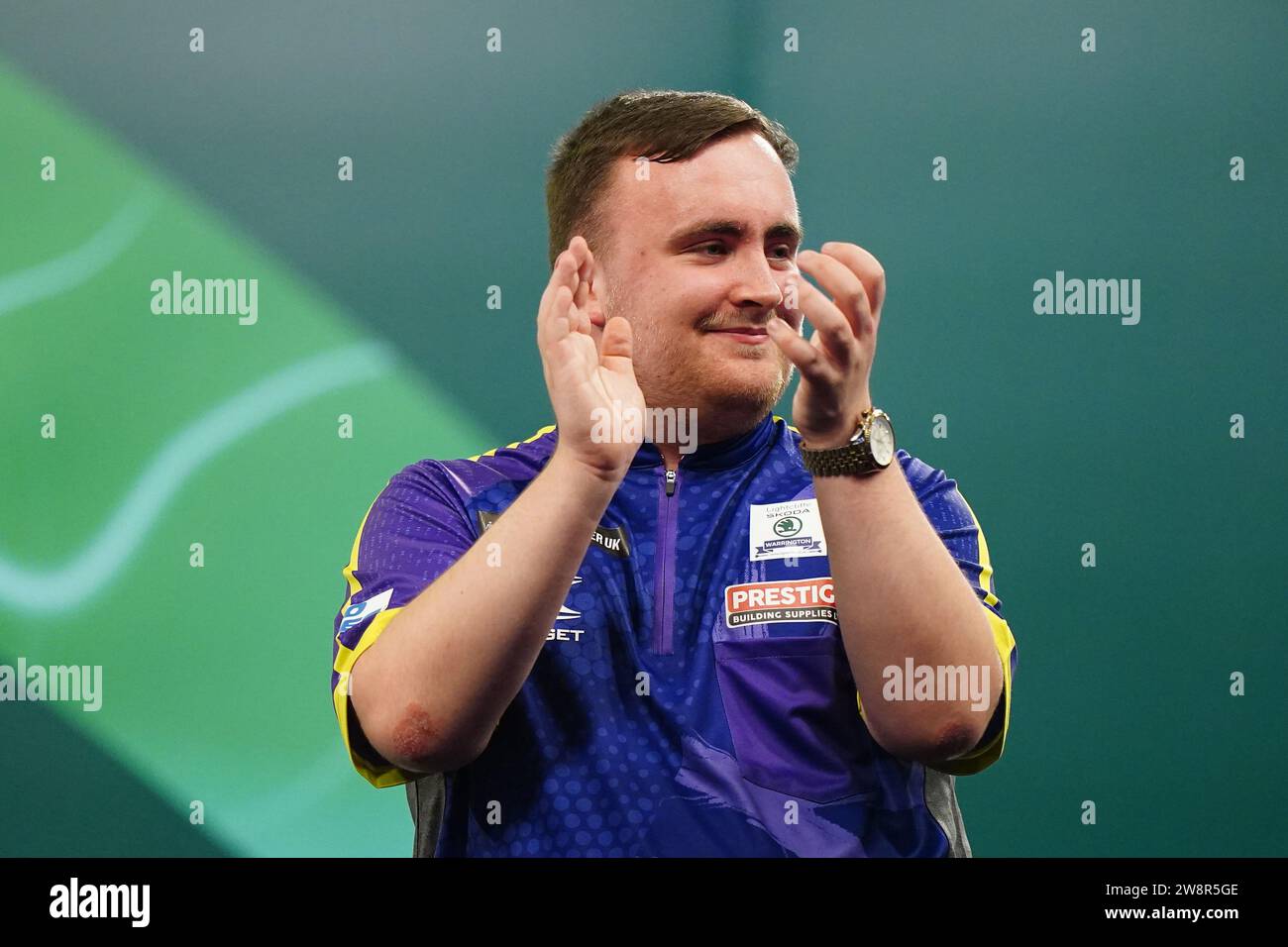 Luke Littler réagit après avoir battu Andrew Gilding (non photographié ...