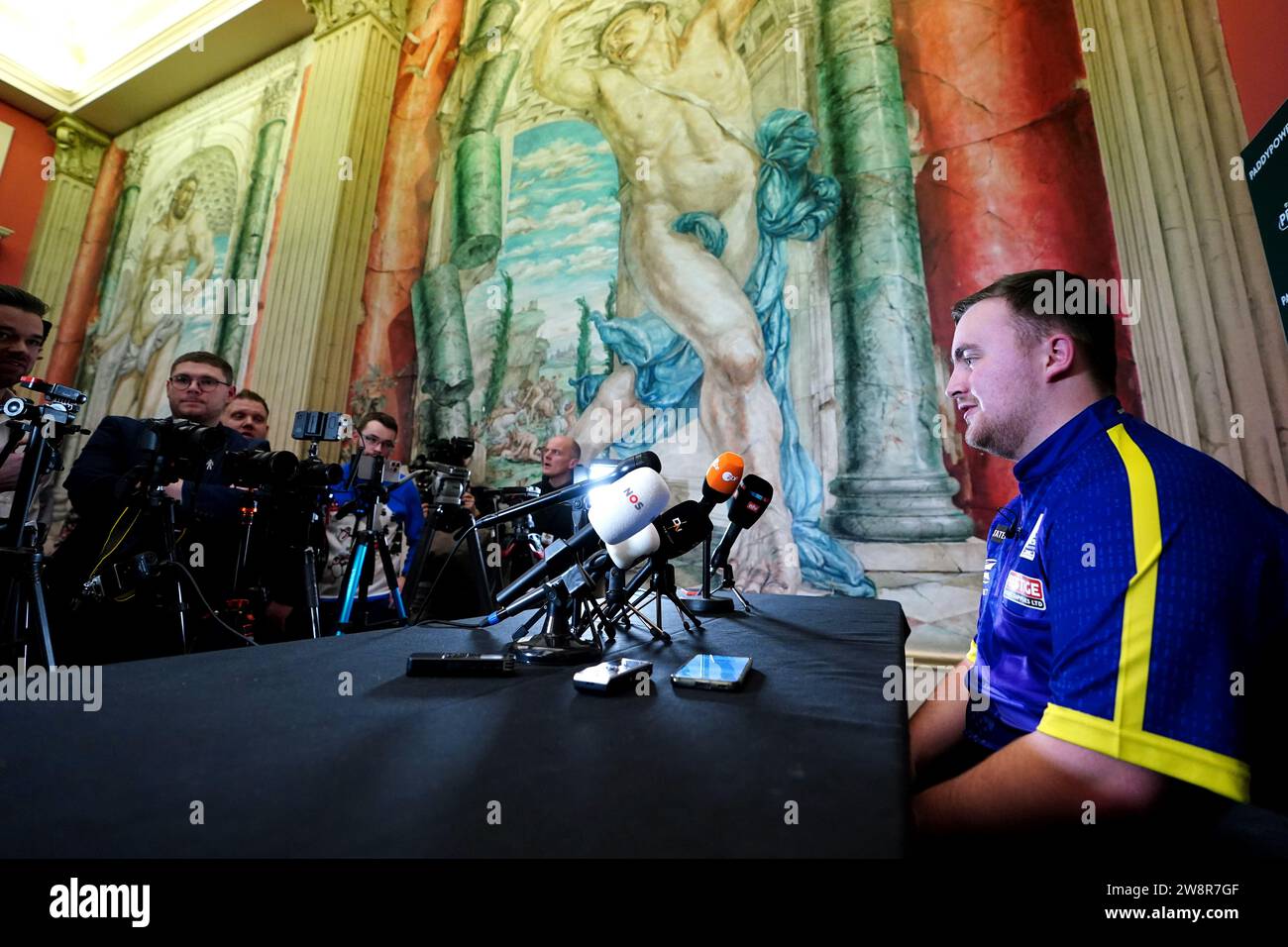 Luke Littler parle aux médias après son match contre Andrew Gilding ...