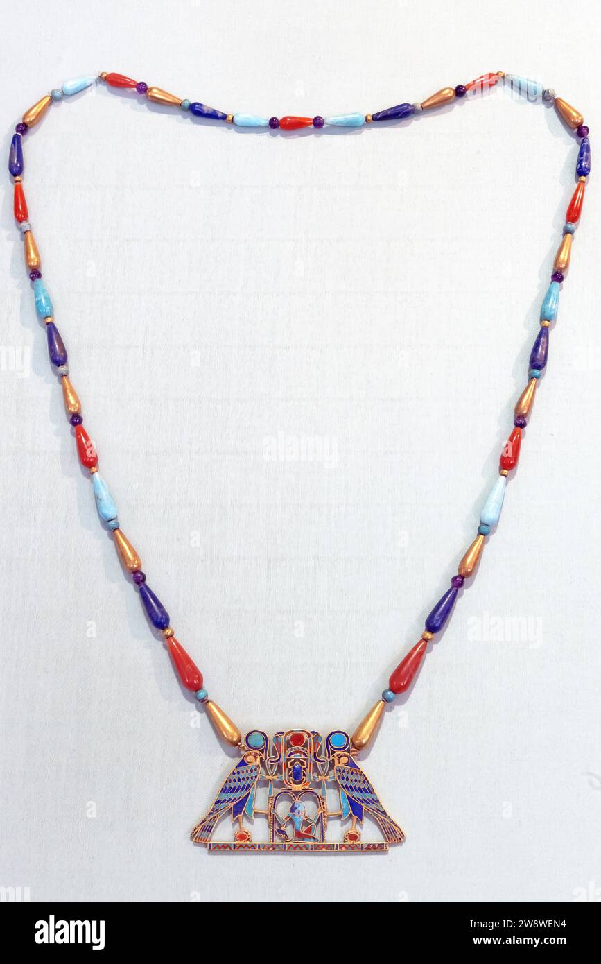 Pectoral necklace Banque de photographies et d’images à haute ...
