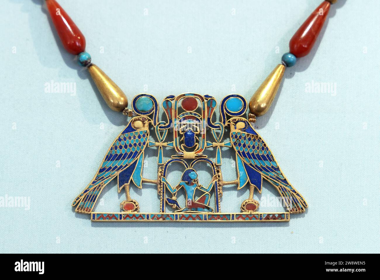 Pectoral necklace Banque de photographies et d’images à haute ...