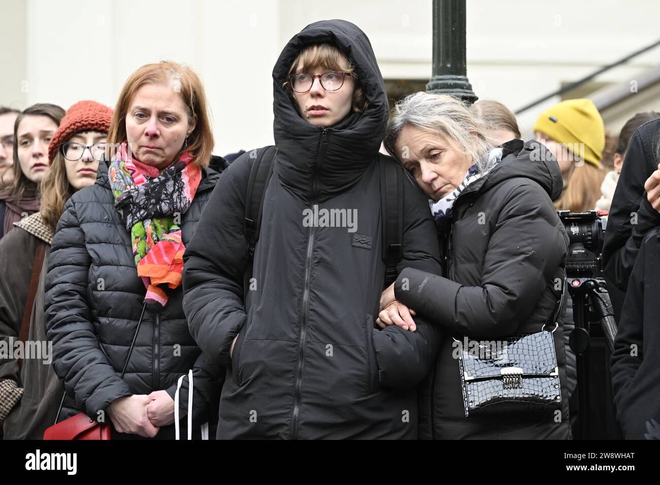 Prague, République tchèque. 22 décembre 2023. Des gens sont vus devant le Karolinum sur le lieu ...