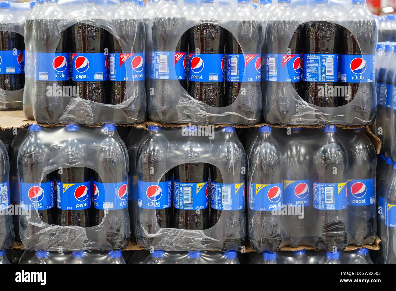 Emballage de bouteilles en plastique Pepsi Co en film sur palettes pour ...