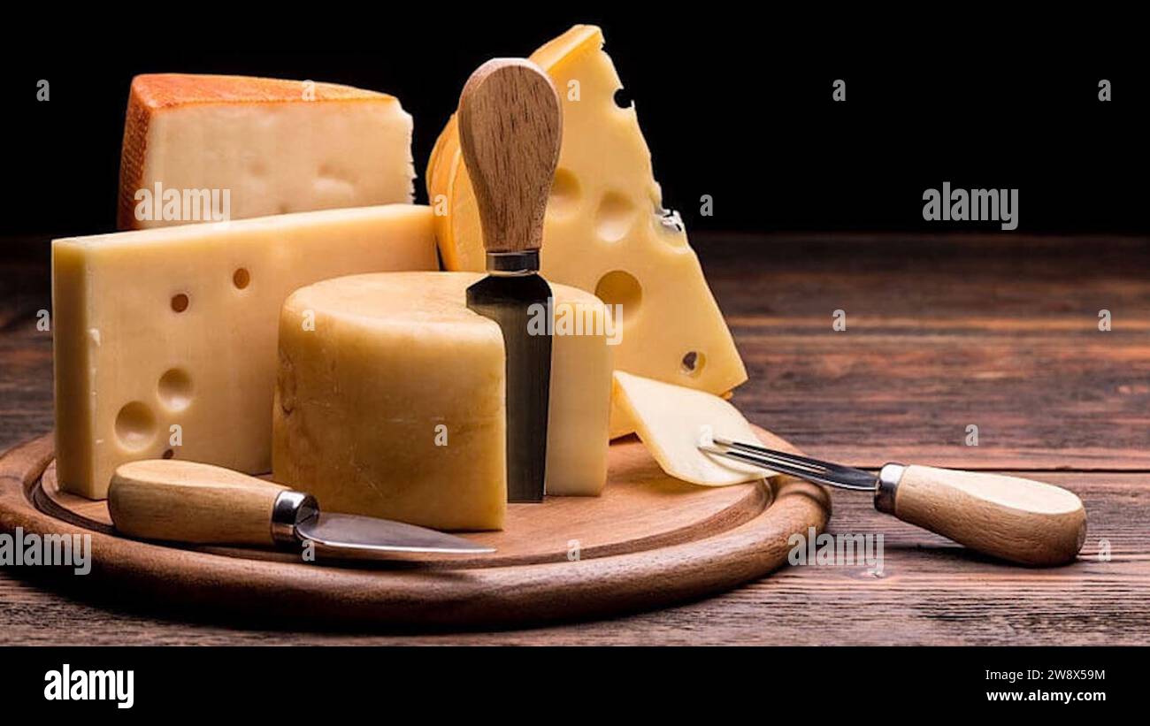 Plateau de fromage italien - blocs de fromage tranchés habilement ...