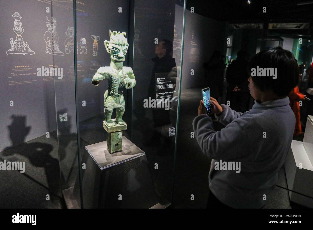 Shanghai, Chine. 22 décembre 2023. Un visiteur prend des photos d'une ...