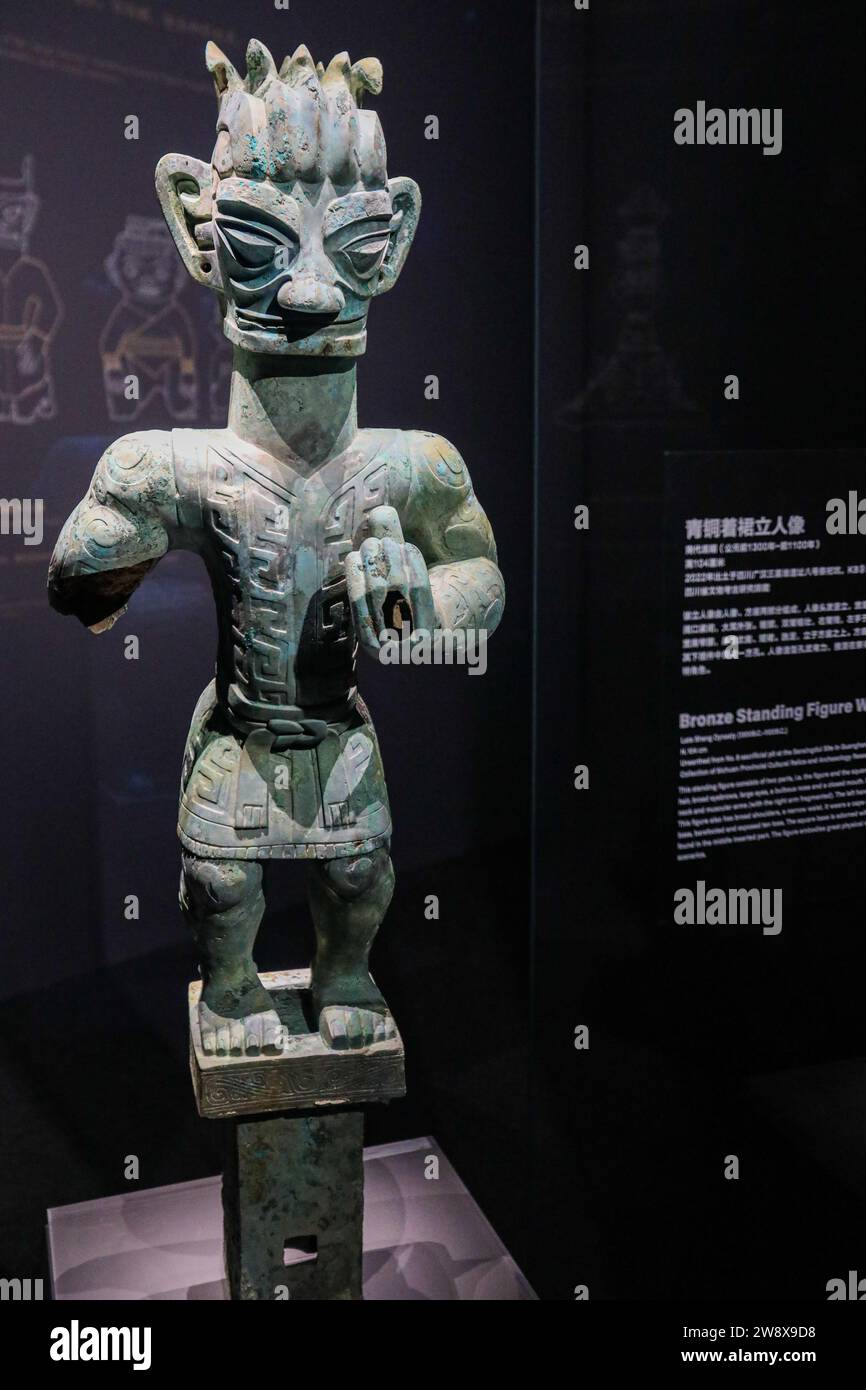 Shanghai, Chine. 22 décembre 2023. Une relique en bronze des ruines ...