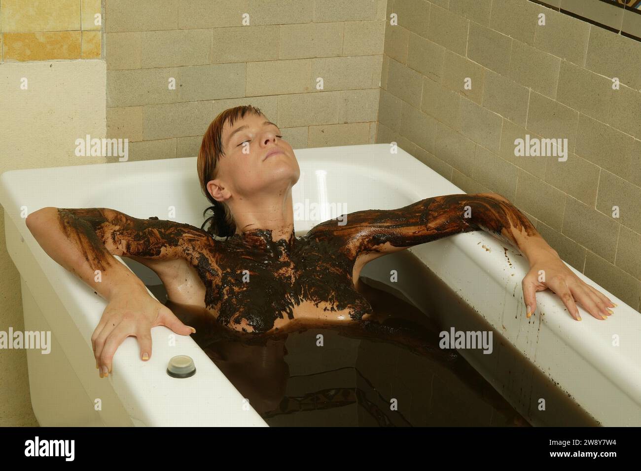 Bain de boue femme Banque de photographies et d’images à haute ...
