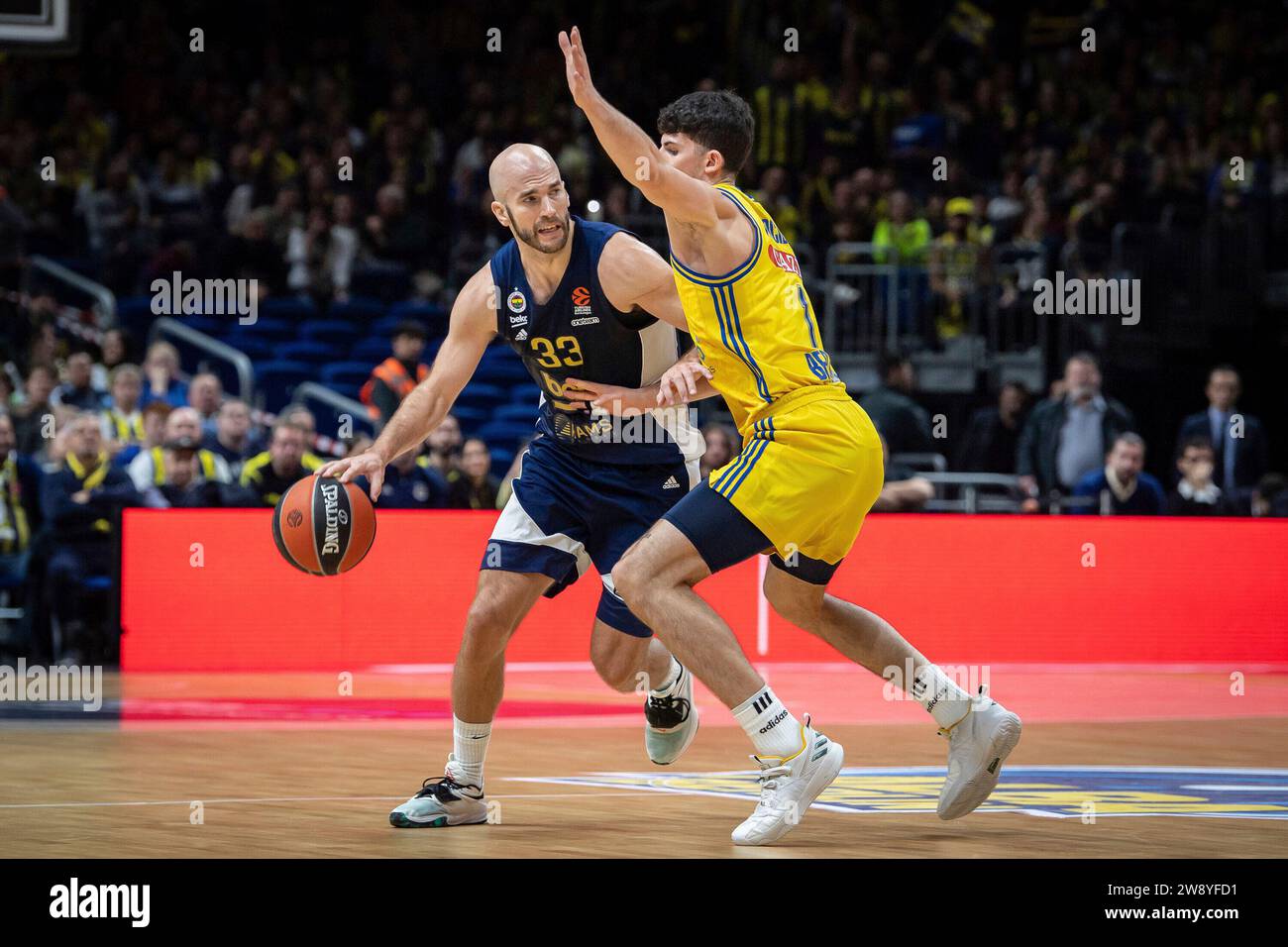 Nick Calathes (Fenerbahce Beko Istanbul, #33), Gabriele Procida (Alba ...