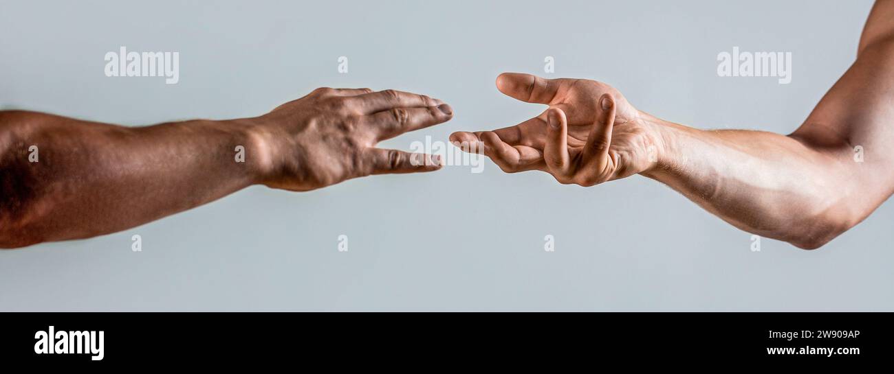 Mains tendant la main pour aider ou donner. Deux mains masculines s ...