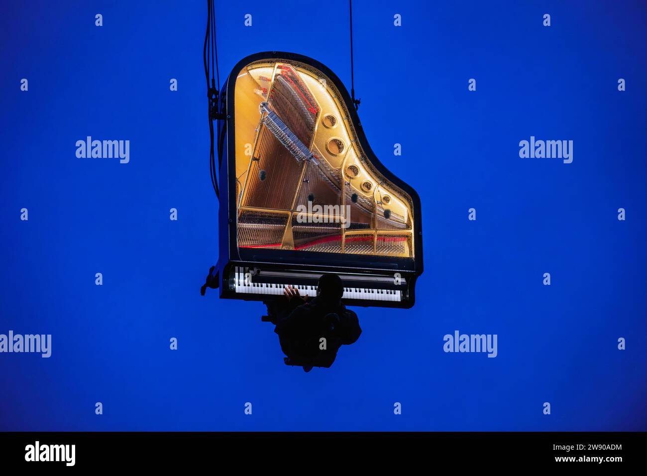 Piano vertical, Alain Roche spielt frühmorgens am Kran hängend in ...