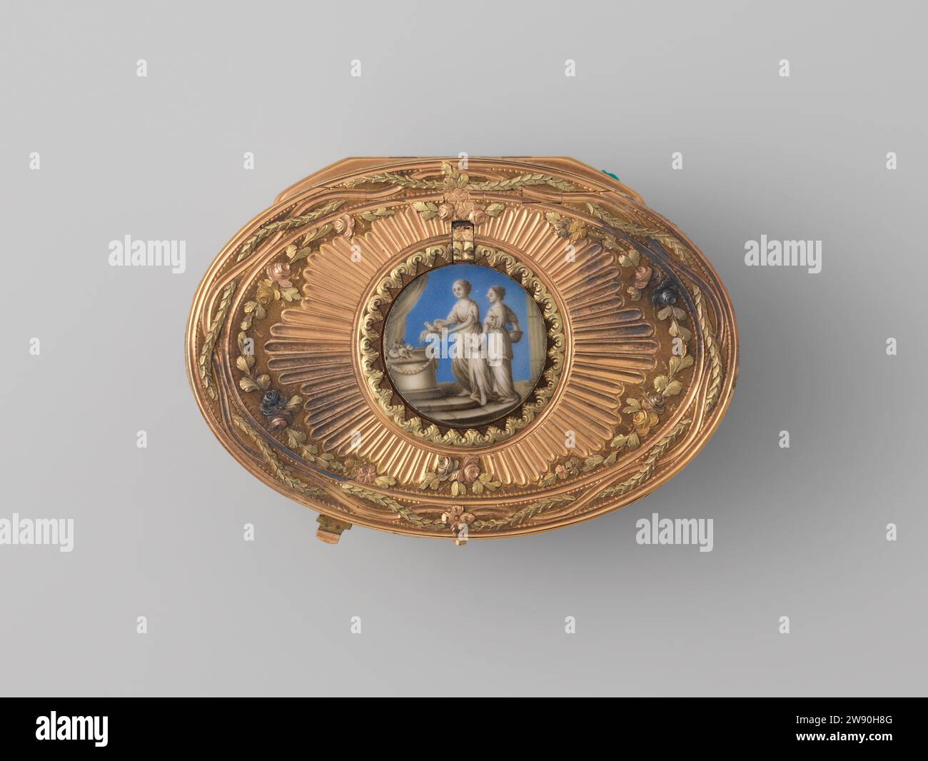 Boîte à tabac ovale d'or, avec miniature émaillée sur le couvercle et ...