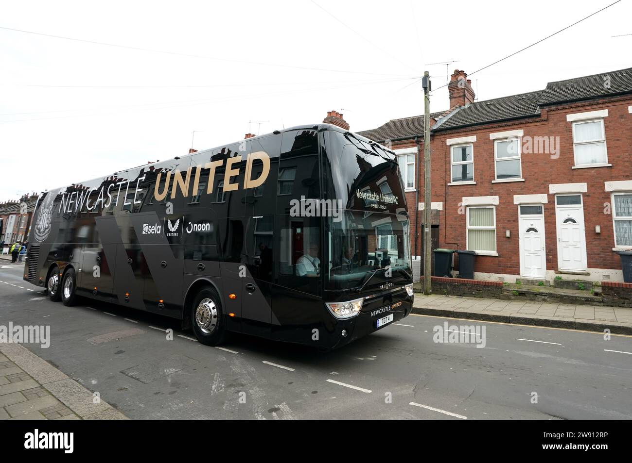 Le bus de l'équipe de Newcastle United arrive avant le match de Premier ...