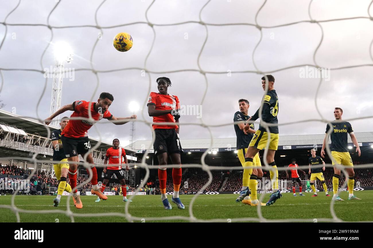 Andros Townsend de Luton Town (à gauche) marque le premier but de leur ...