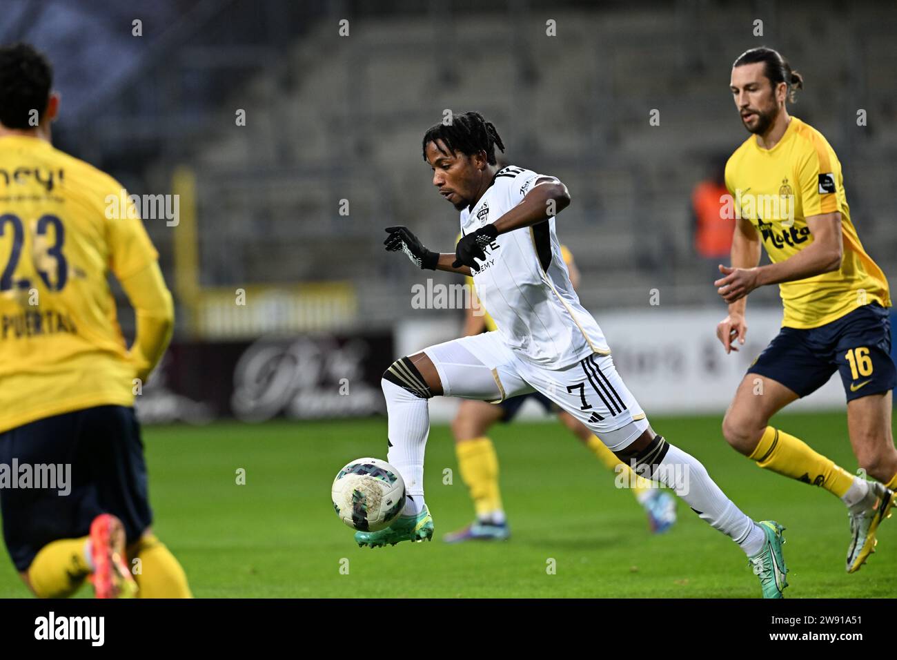 Eupen, Belgique. 23 décembre 2023. Isaac Nuhu d'Eupen contrôle le ...