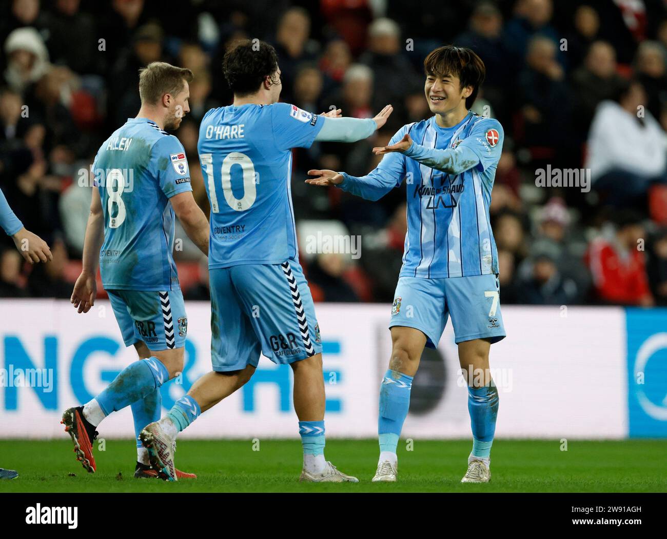 Tatsuhiro Sakamoto (à droite) de Coventry City célèbre après avoir ...
