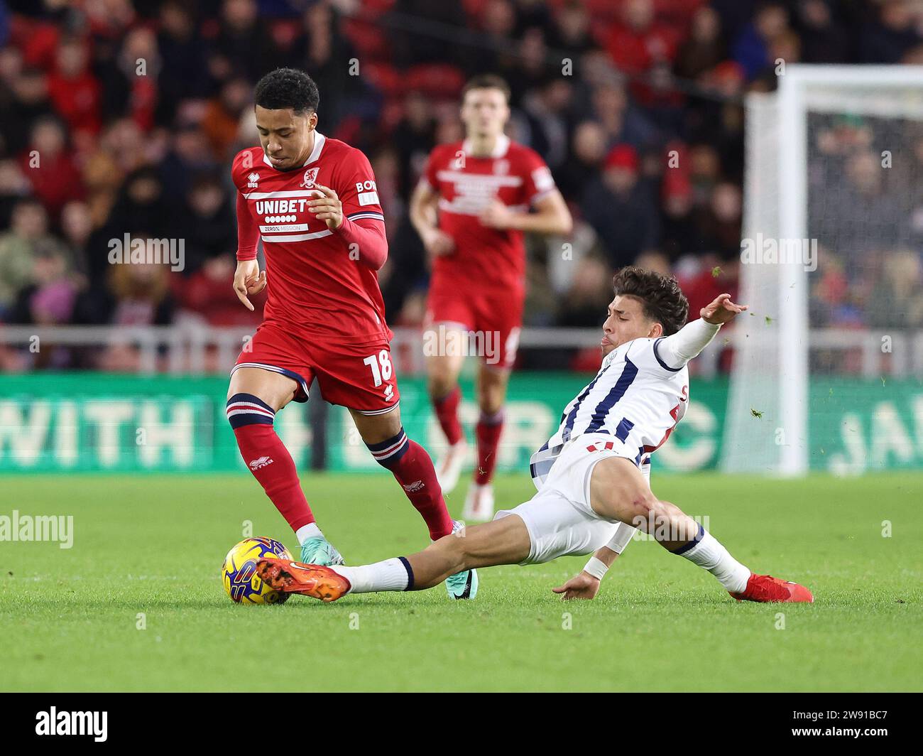 Samuel Silvera de Middlesbrough en action avec Jeremy Sarmiento de West ...