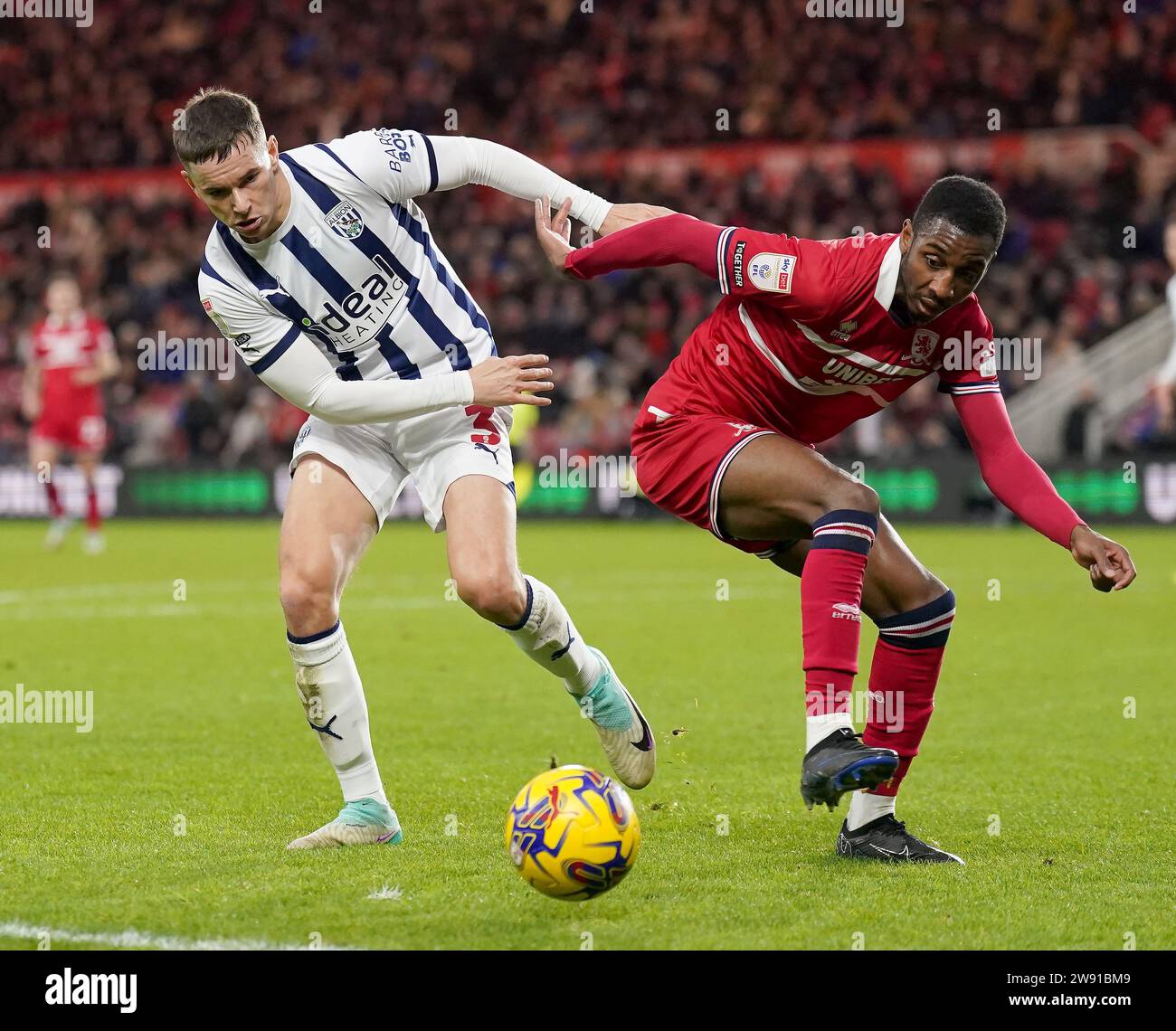Conor Townsend de West Bromwich Albion (à gauche) et Isaiah Jones de ...