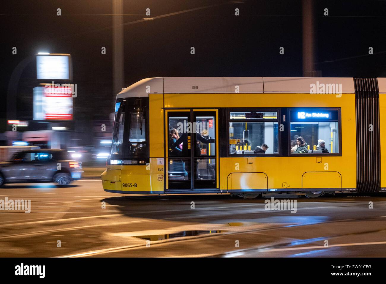 Straßenbahn der Berliner Verkehrsbetriebe BVG fährt durch Berlin ...