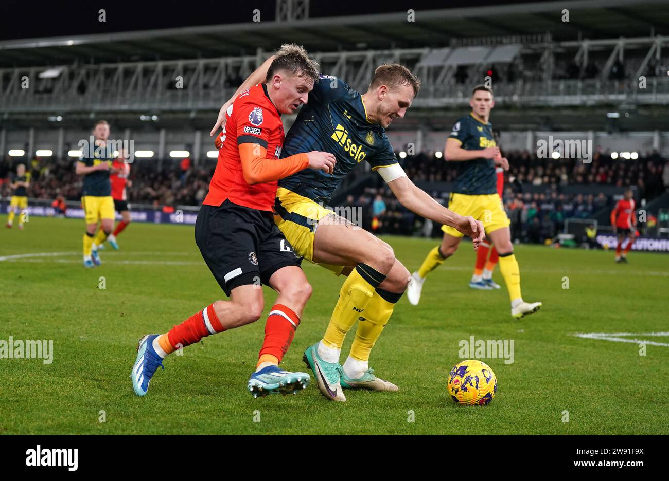 Alfie Doughty de Luton Town (à gauche) et Dan Burn de Newcastle United ...