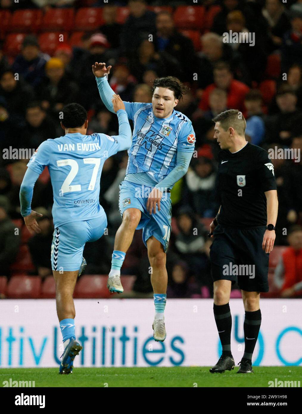Callum O'Hare (au centre) de Coventry City célèbre avec Milan van Ewijk ...