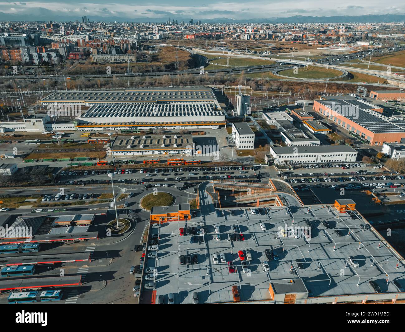 Vue de dessus depuis un drone de la dernière station du métro et de la ...