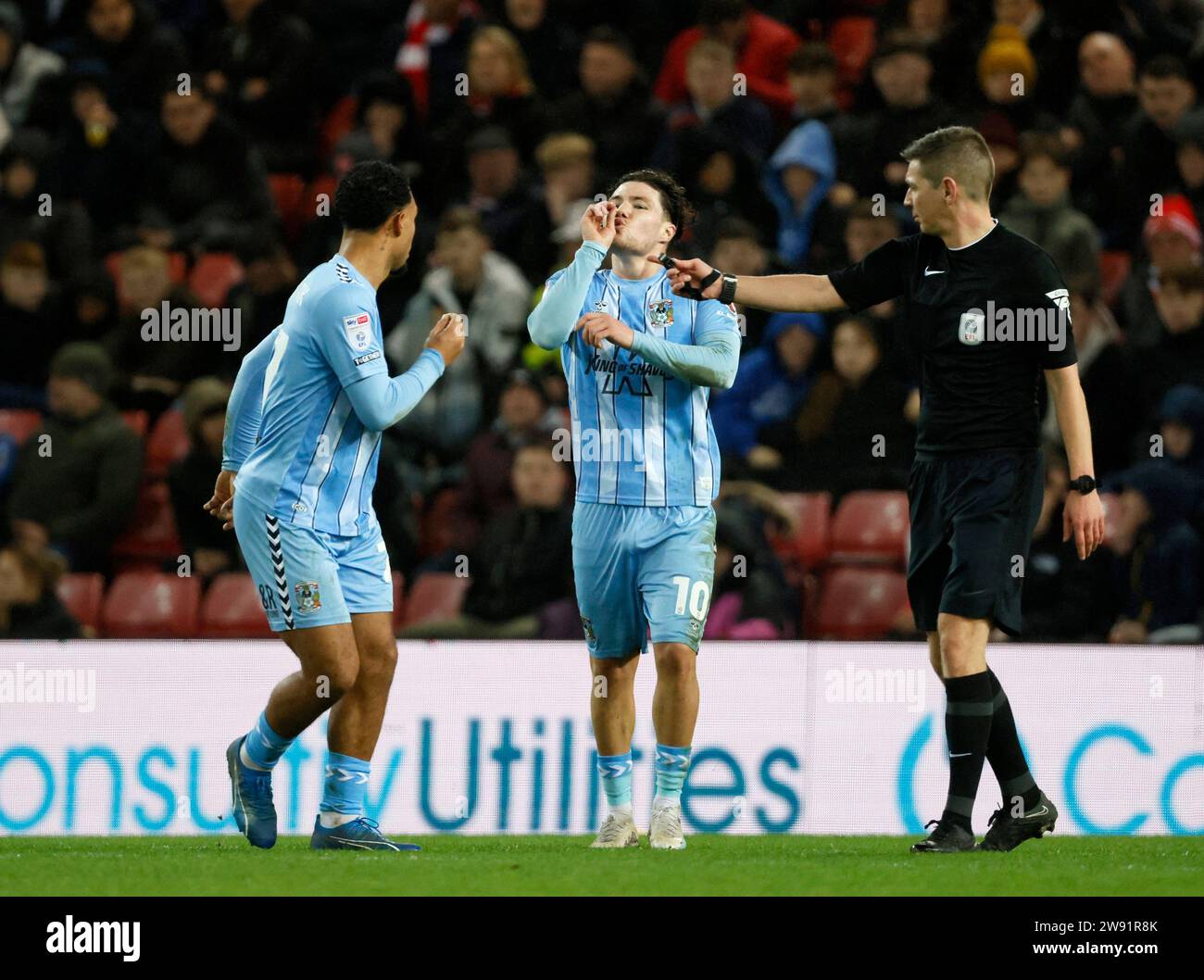 Callum O'Hare (à droite) de Coventry City célèbre avec Milan van Ewijk ...