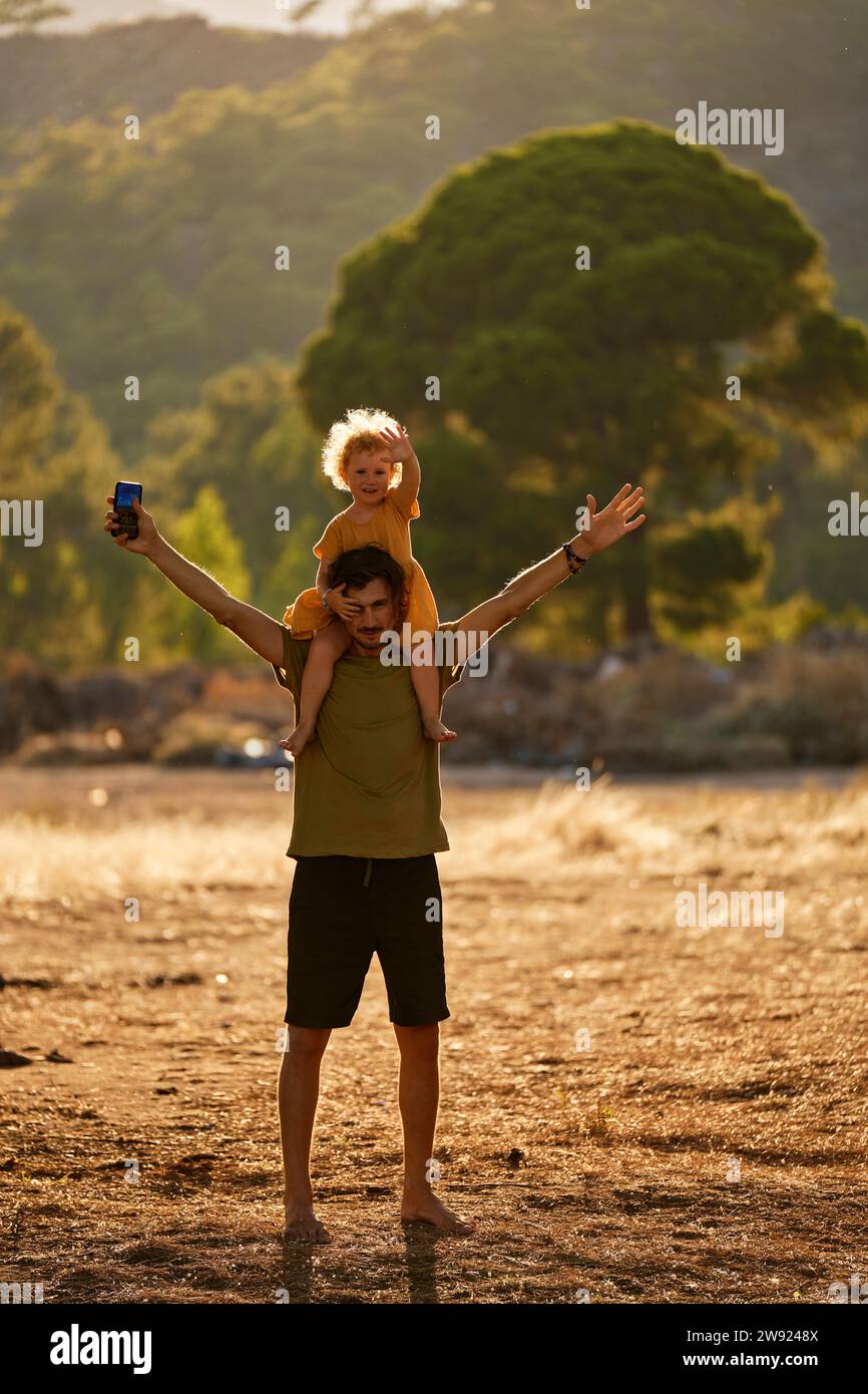 Père portant sa fille dans les bras Banque de photographies et d’images à haute résolution - Alamy