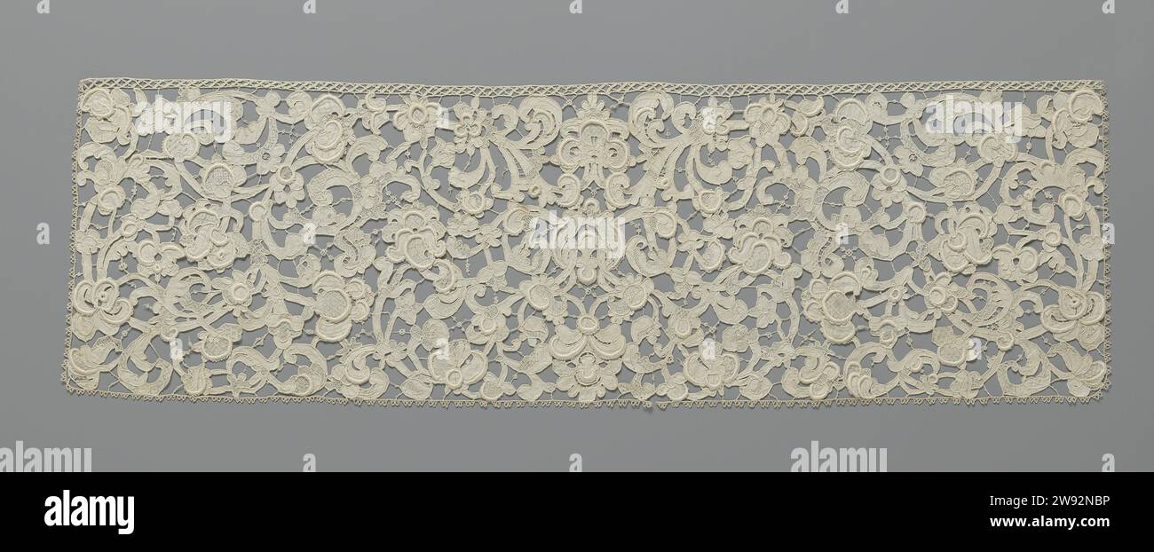 Jabot d'aiguille avec motif symétrique de vignes et de fleurs de volute ...