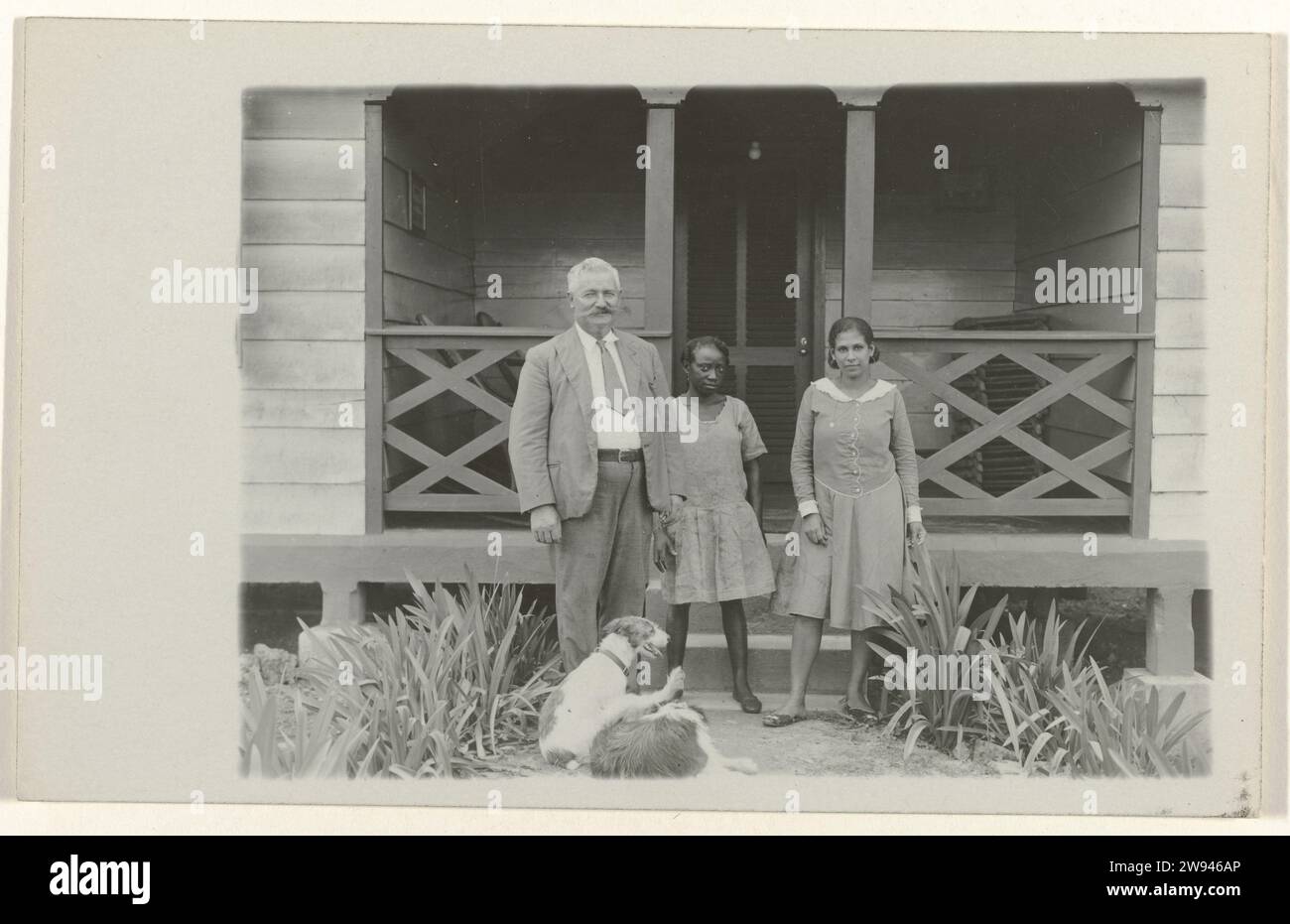 Photo de groupe à Moengo, 1929 - 1930 carte postale d'une photo D'Un ...