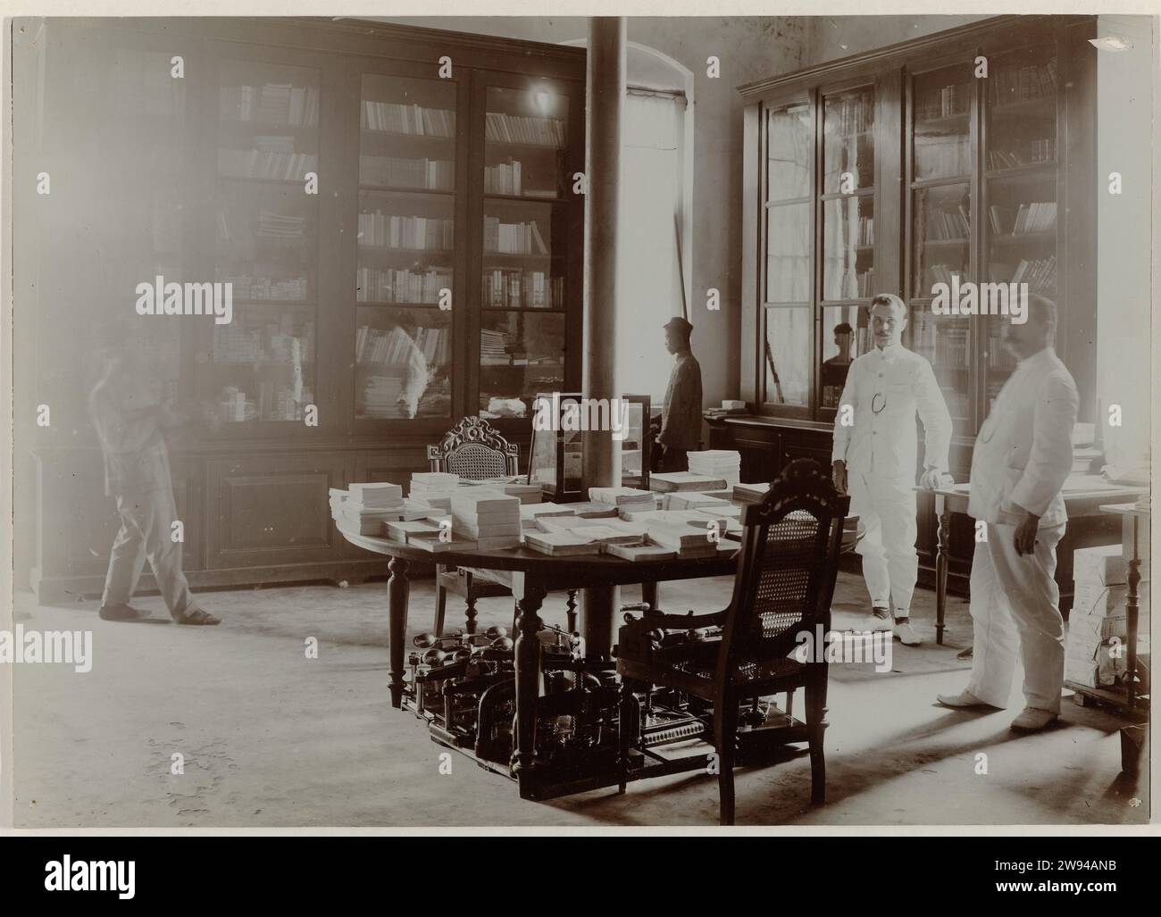 Magasin de Deli courant, 1908 photo visage dans la boutique de l'imprimerie du Deli courant à ...