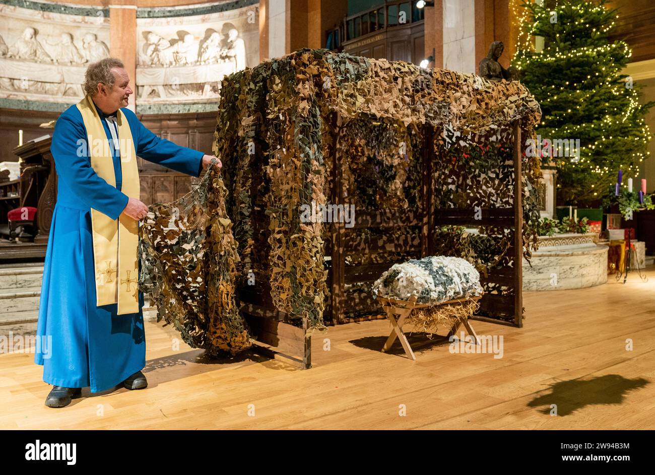 Le pasteur de la paroisse, le révérend Peter Sutton, se tient à côté de ...