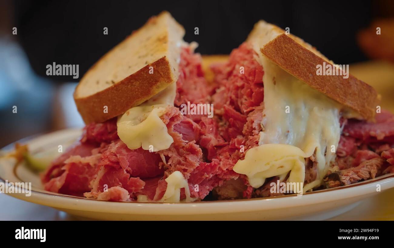 Sandwich à la viande caramélisée grillée au fromage suisse et à la ...