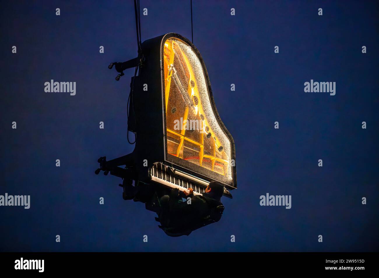 Piano vertical, Alain Roche spielt frühmorgens am Kran hängend in ...