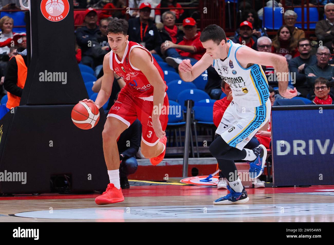 Milan Italie. 24 decembre 2023. Giordano Bortolani EA7 Emporio Armani Olimpia Milano Andrea Pecchia Vanoli basket Cremona lors de EA7 Emporio Armani Milano vs Vanoli basket Cremona Italian Basketball ...