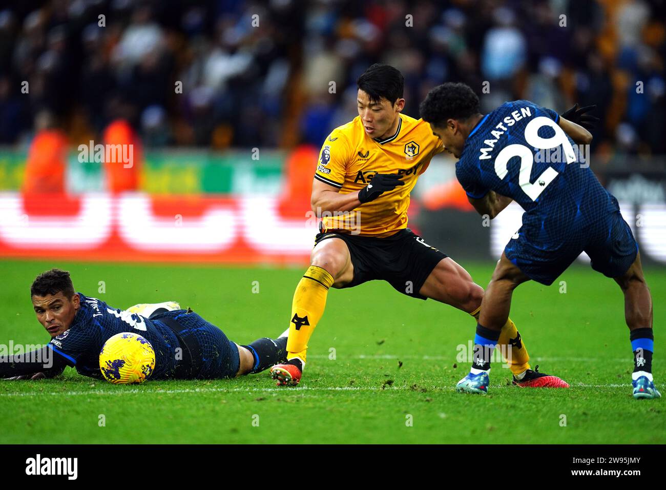 Hwang Hee-Chan des Wolverhampton Wanderers (au centre) affronte Thiago ...