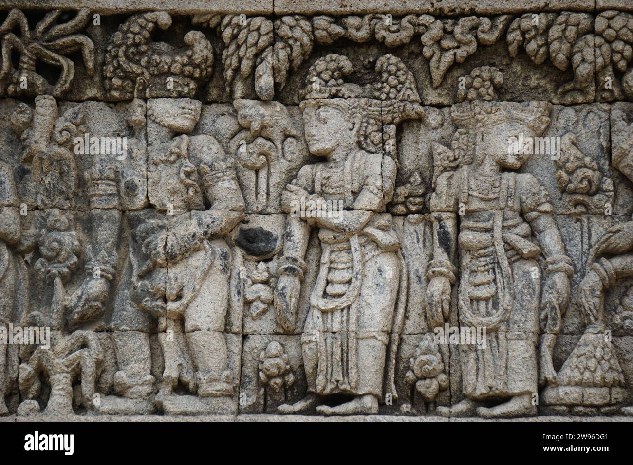 Relief sur le mur du temple Tegowangi à Kediri, Java oriental. Ce ...