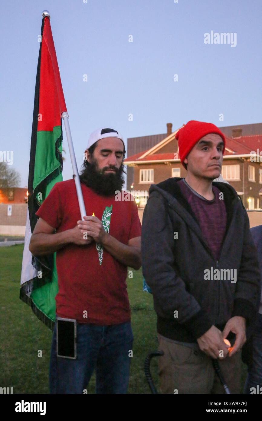Les gens se sont rassemblés pour une veillée pacifique aux chandelles ...