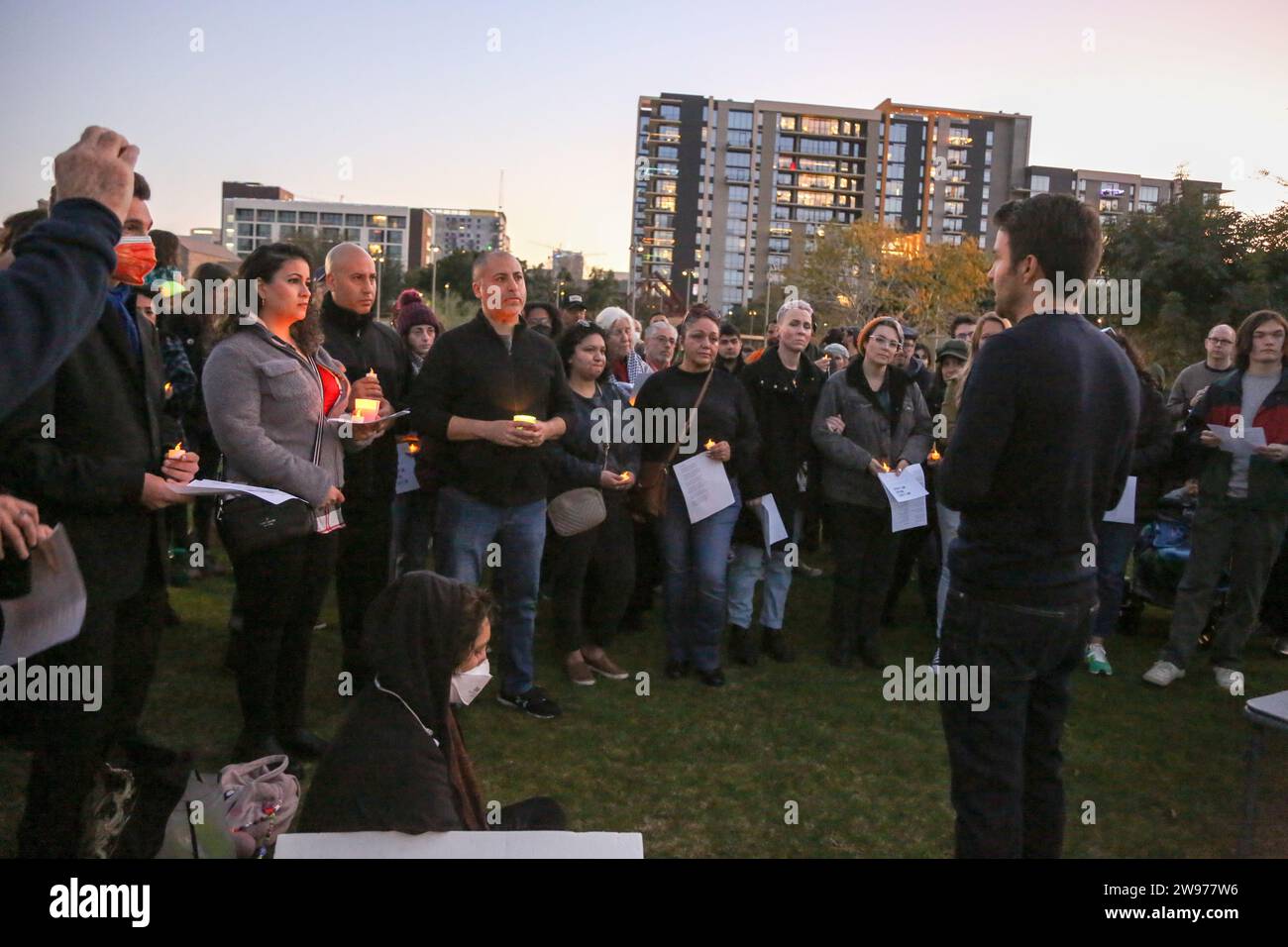 Les gens se sont rassemblés pour une veillée pacifique aux chandelles ...