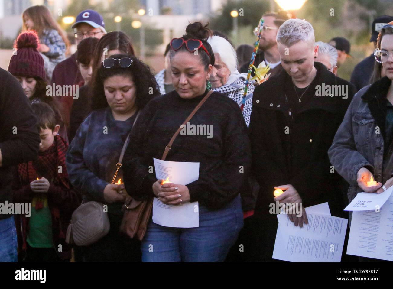 Les gens se sont rassemblés pour une veillée pacifique aux chandelles ...