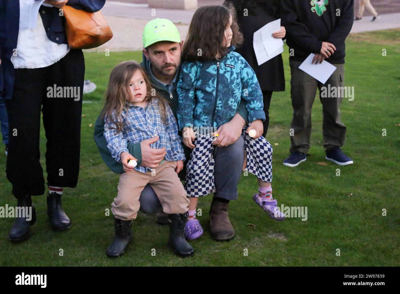 Les gens se sont rassemblés pour une veillée pacifique aux chandelles ...