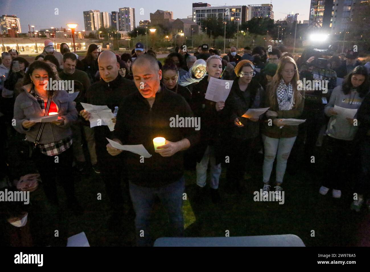 Les gens se sont rassemblés pour une veillée pacifique aux chandelles ...