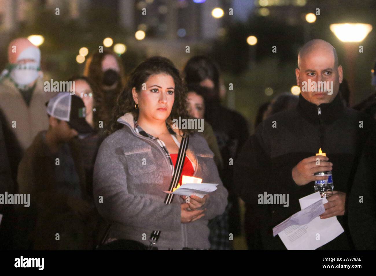 Les gens se sont rassemblés pour une veillée pacifique aux chandelles ...