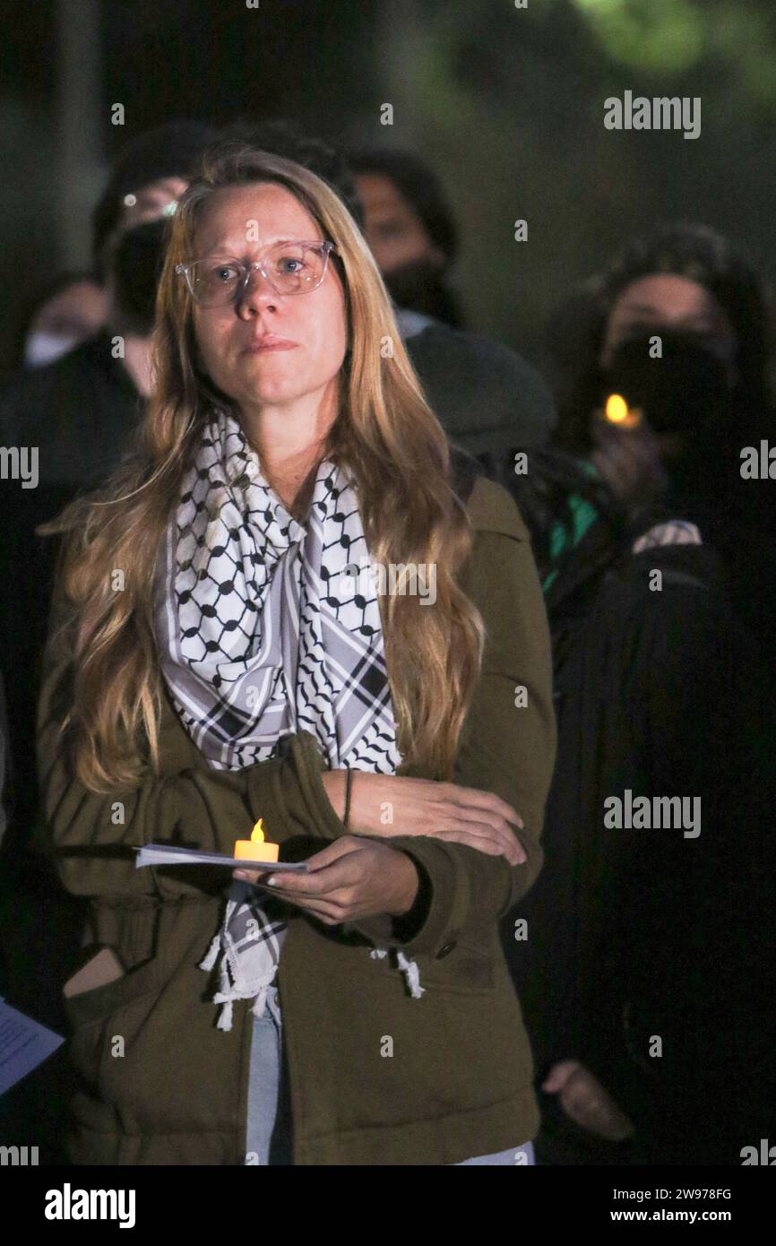Les gens se sont rassemblés pour une veillée pacifique aux chandelles ...