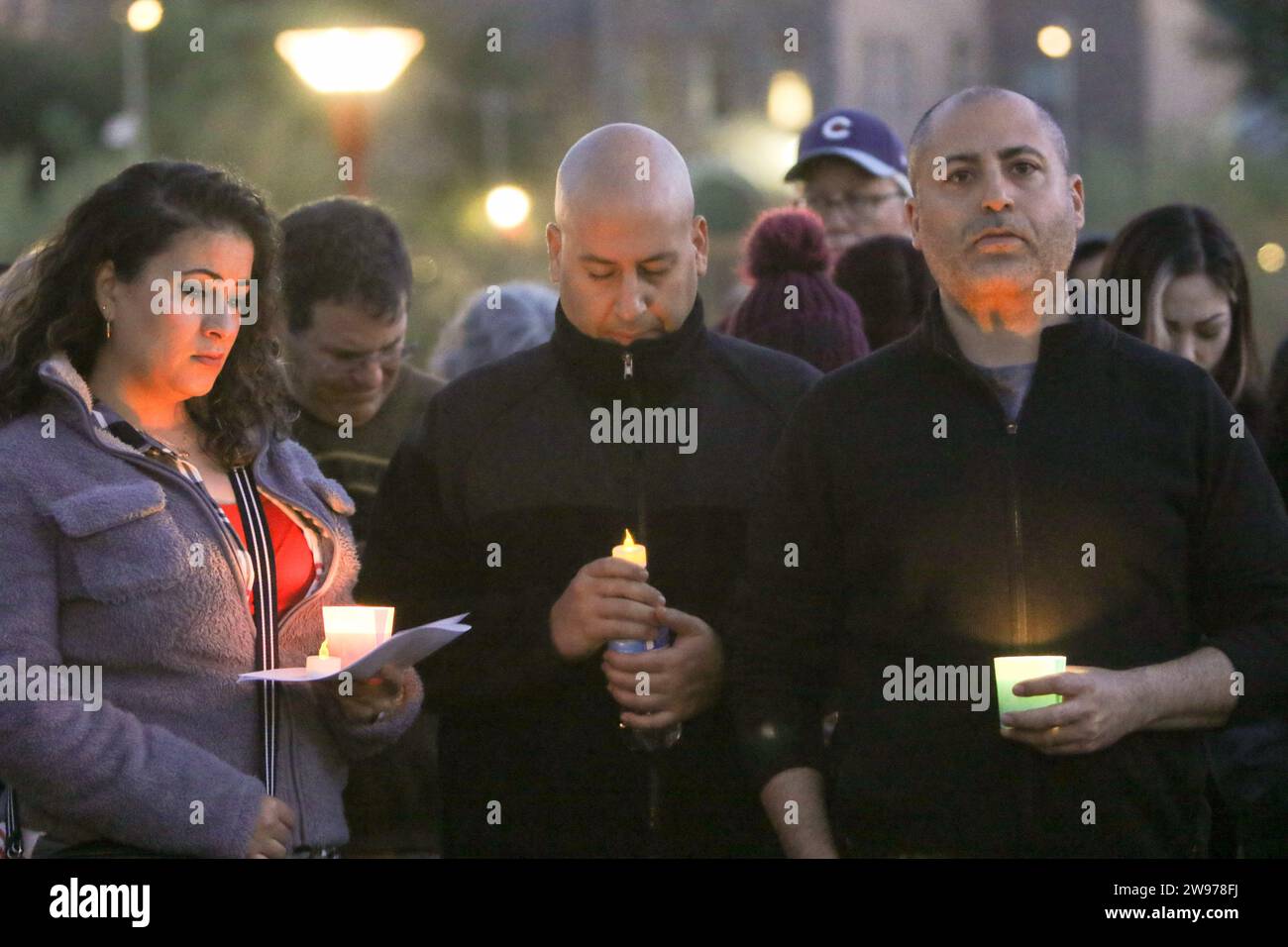 Les gens se sont rassemblés pour une veillée pacifique aux chandelles ...