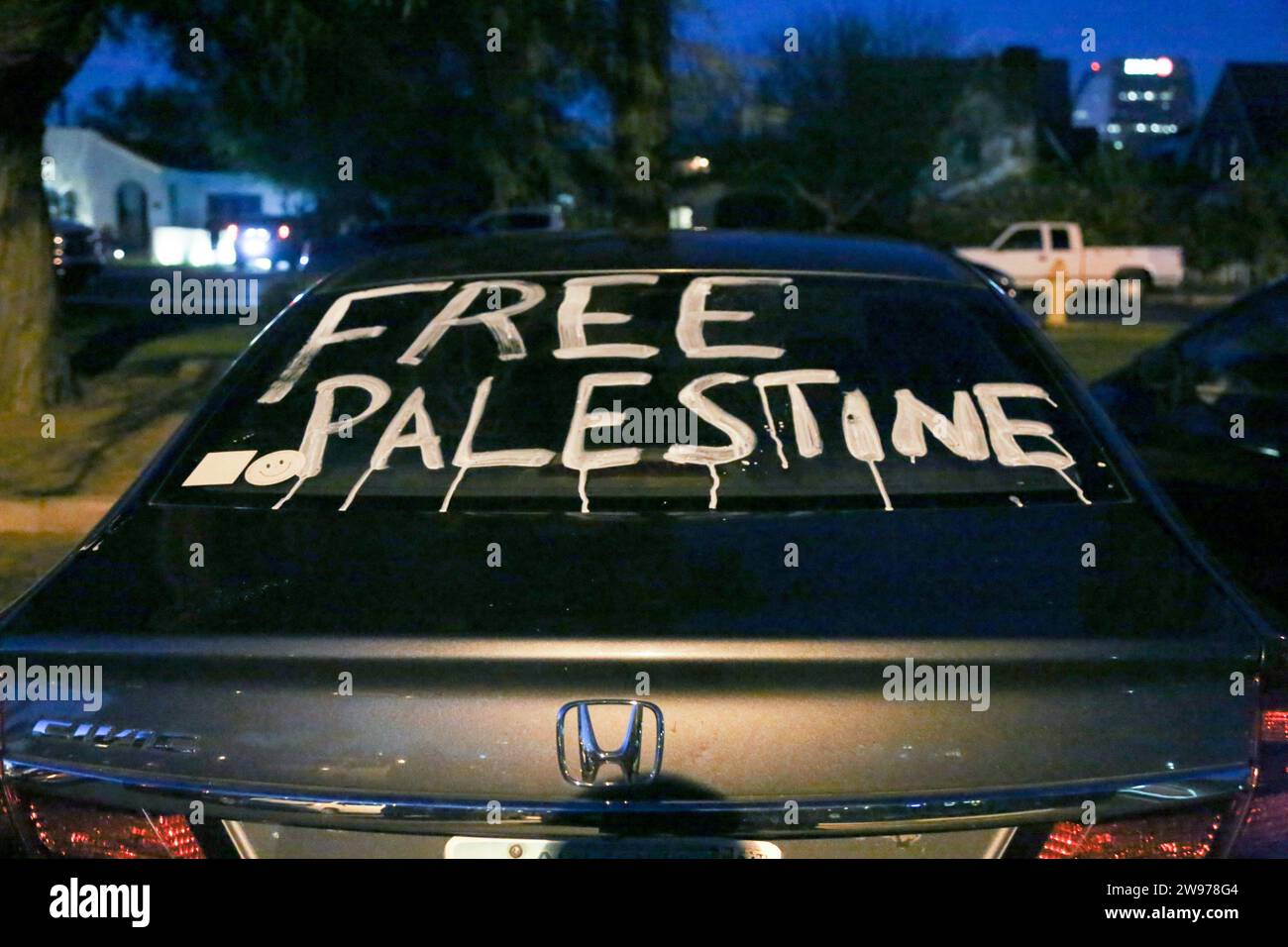 Pour une veillée pacifique aux chandelles avec des chants et des ...