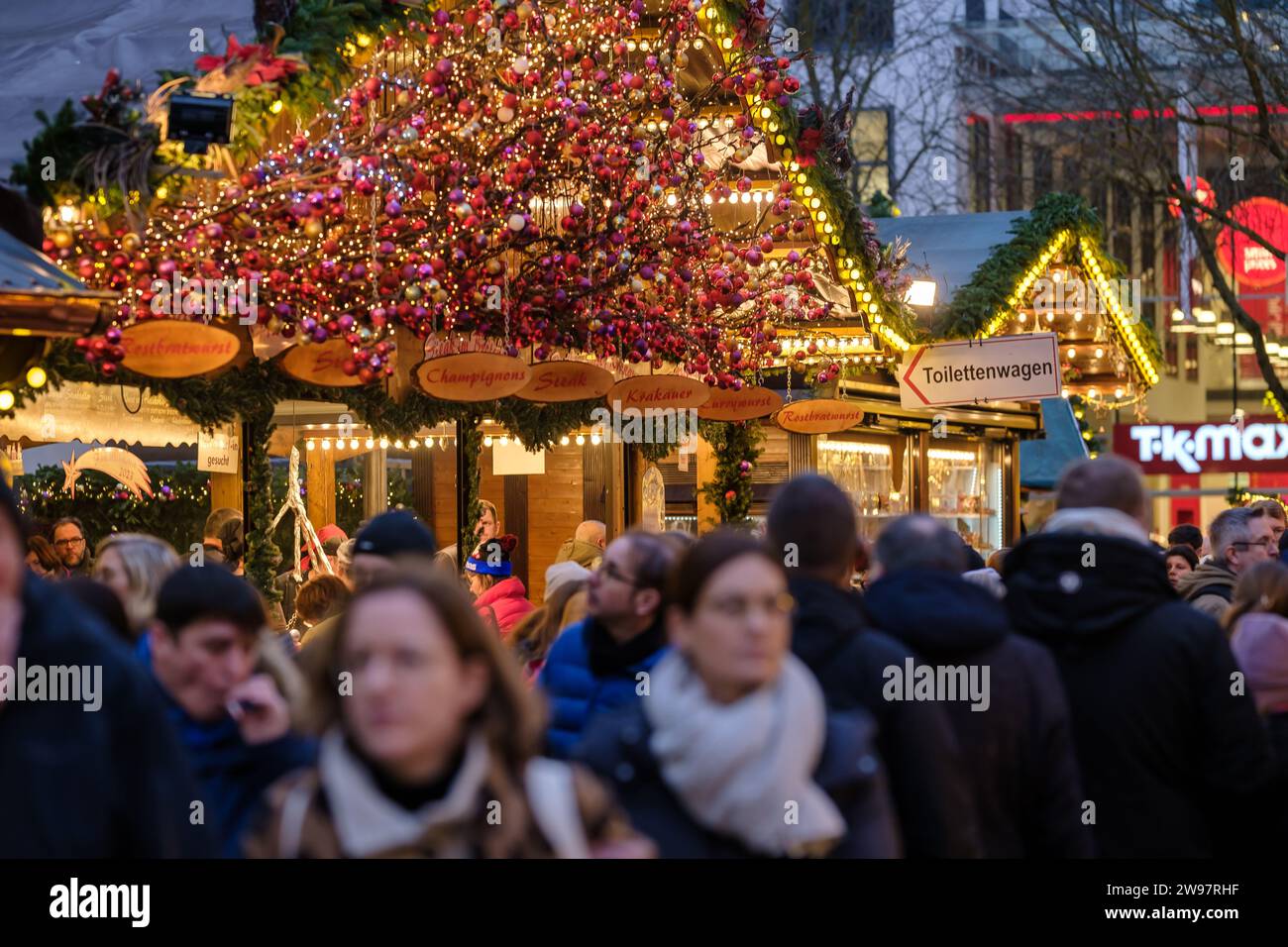 Bonn, Allemagne - 16 décembre 2023 : les gens marchent autour du marché ...