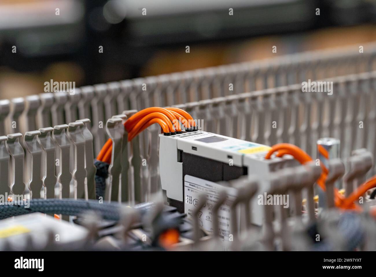 Une chaîne de montage en usine avec une armoire électronique ouverte ...